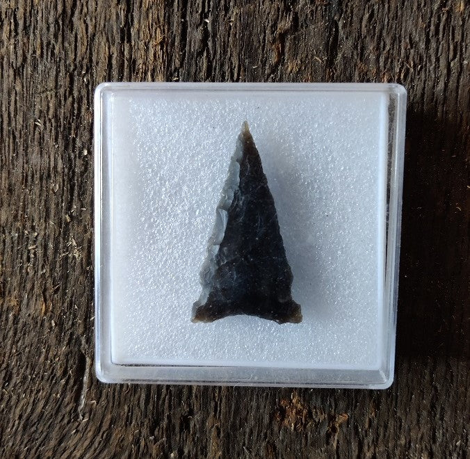 Pilespids af stevnsk flint – Pigen på Stevns